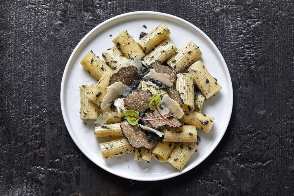 Rigatoni à la sauce truffe d'été et parmesan - Magazine Plantin